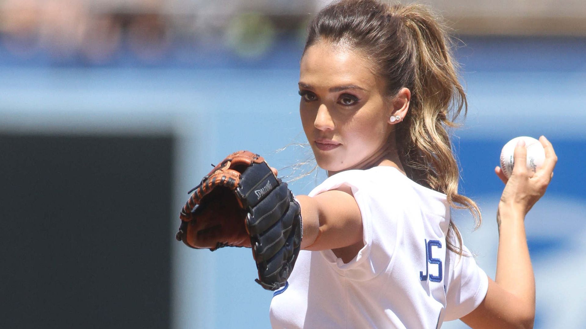 Sie kann alles: Jessica Alba punktet beim Baseball | Promiflash.de
