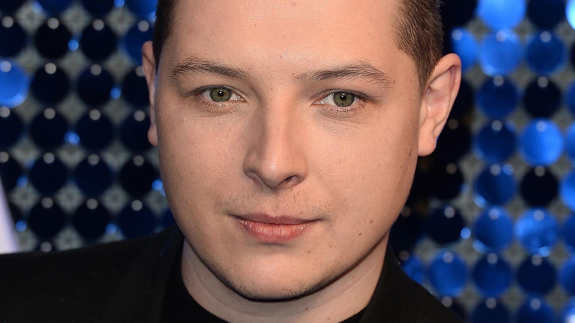John Newman: "Manchmal muss man sein Revier markieren!" | Promiflash.de