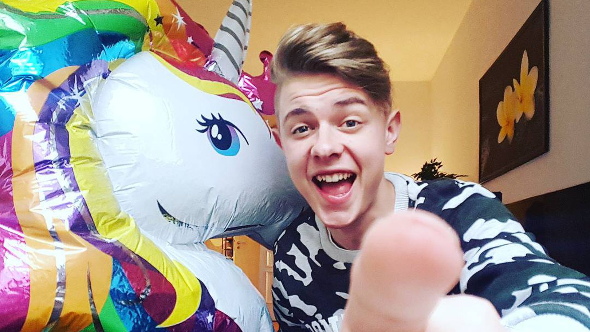 YouTube-Star Jonas Ems: So hat alles angefangen! | Promiflash.de
