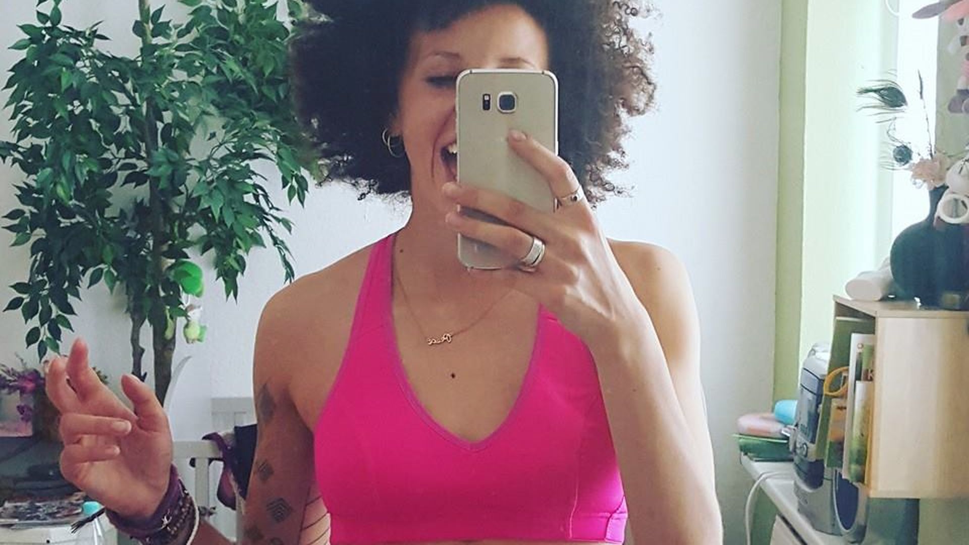 Zum Baby-Jubiläum: "Unter uns"-Joy zeigt ihr Sommer-Sixpack | Promiflash.de