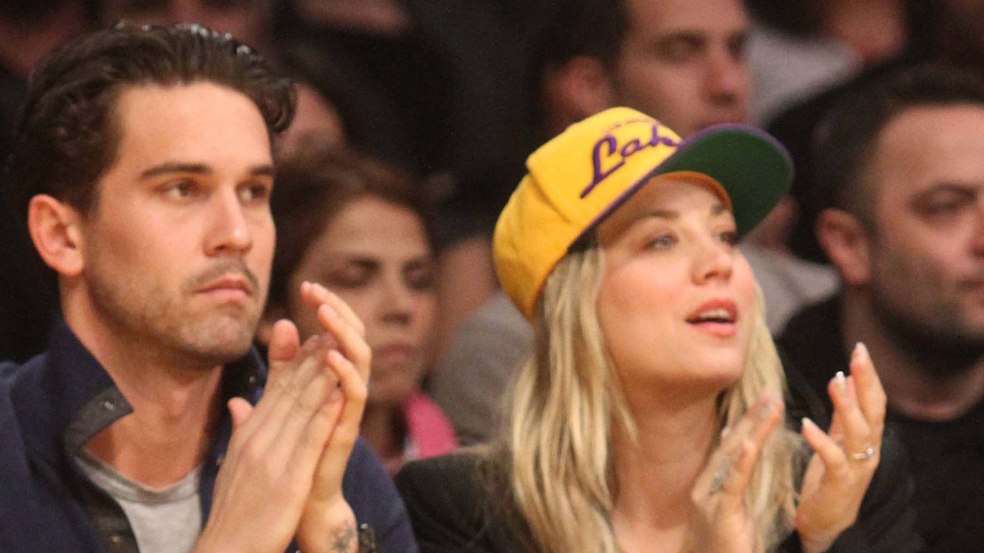 Beim Basketball: Kaley Cuoco präsentiert Ehe-Ring | Promiflash.de