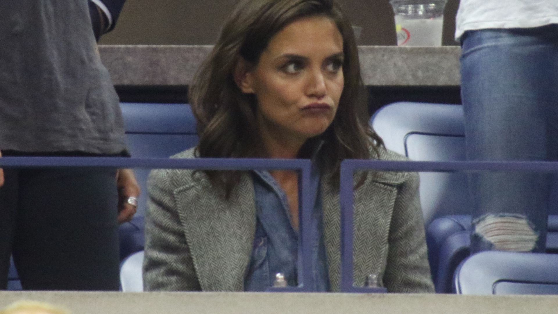 Katie Holmes ohne Jamie Foxx: Aber mit schrägen Grimassen | Promiflash.de