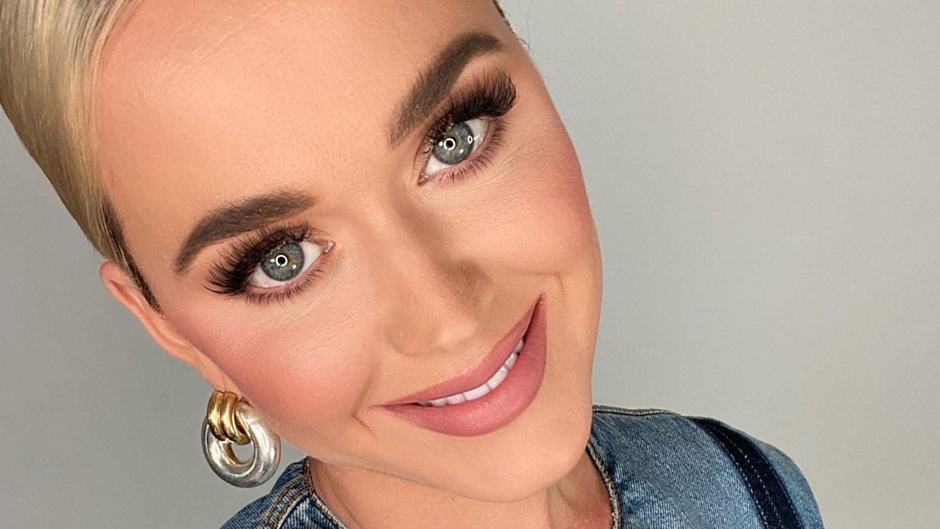 Haarige Transformation: Katy Perry ist wieder platinblond