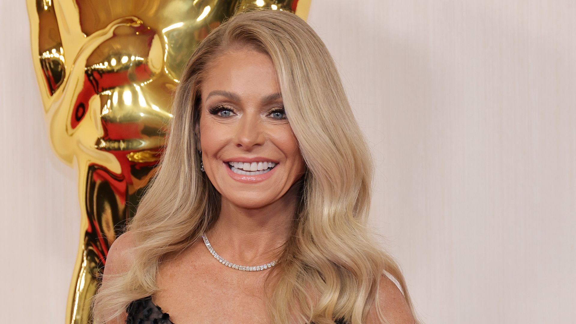 Skurril: Kelly Ripas Passfoto wurde von Paparazzi geschossen