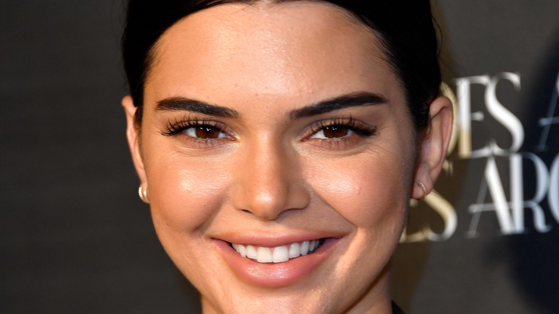 Geht's noch heißer? Kendall Jenner hält Knackpo in Cam! | Promiflash.de