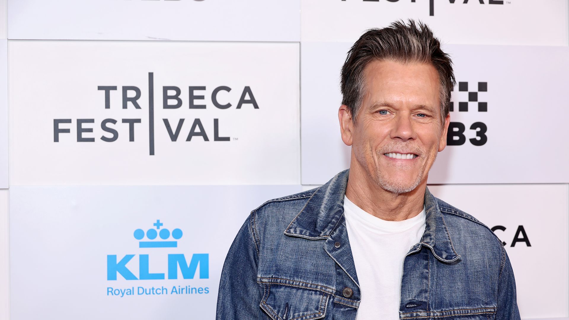 Kevin Bacon feiert seinen 66. Geburtstag mit Oben-ohne-Foto