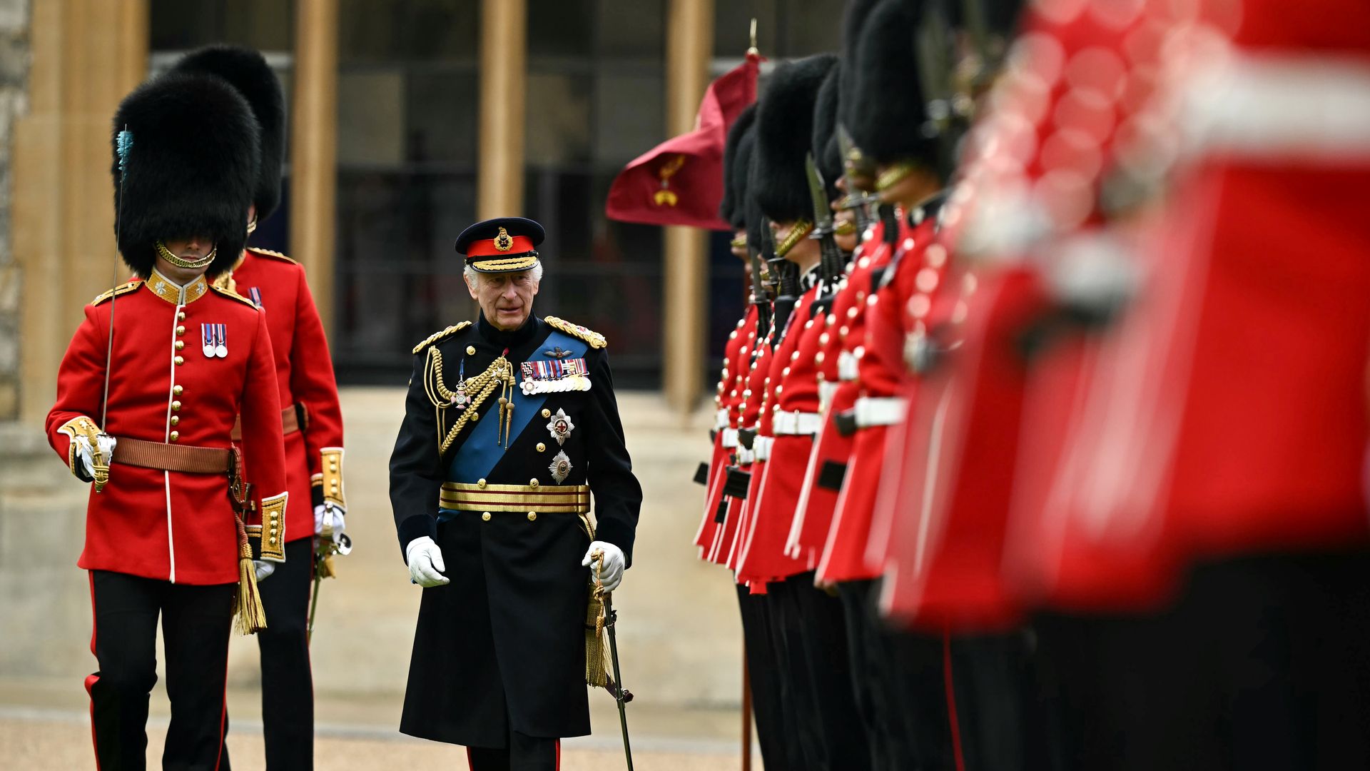 König Charles inspiziert die Irish Guards vor Militärparade!