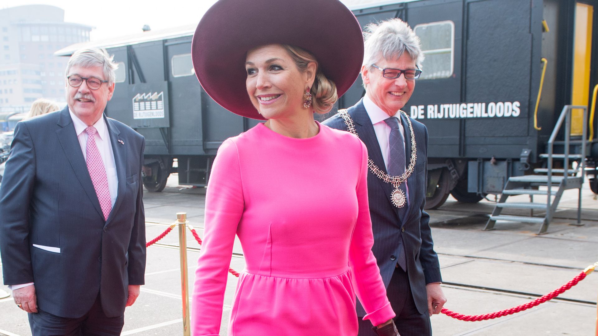 Pretty in Pink! Königin Maxima überstrahlt mit ihrem Look | Promiflash.de