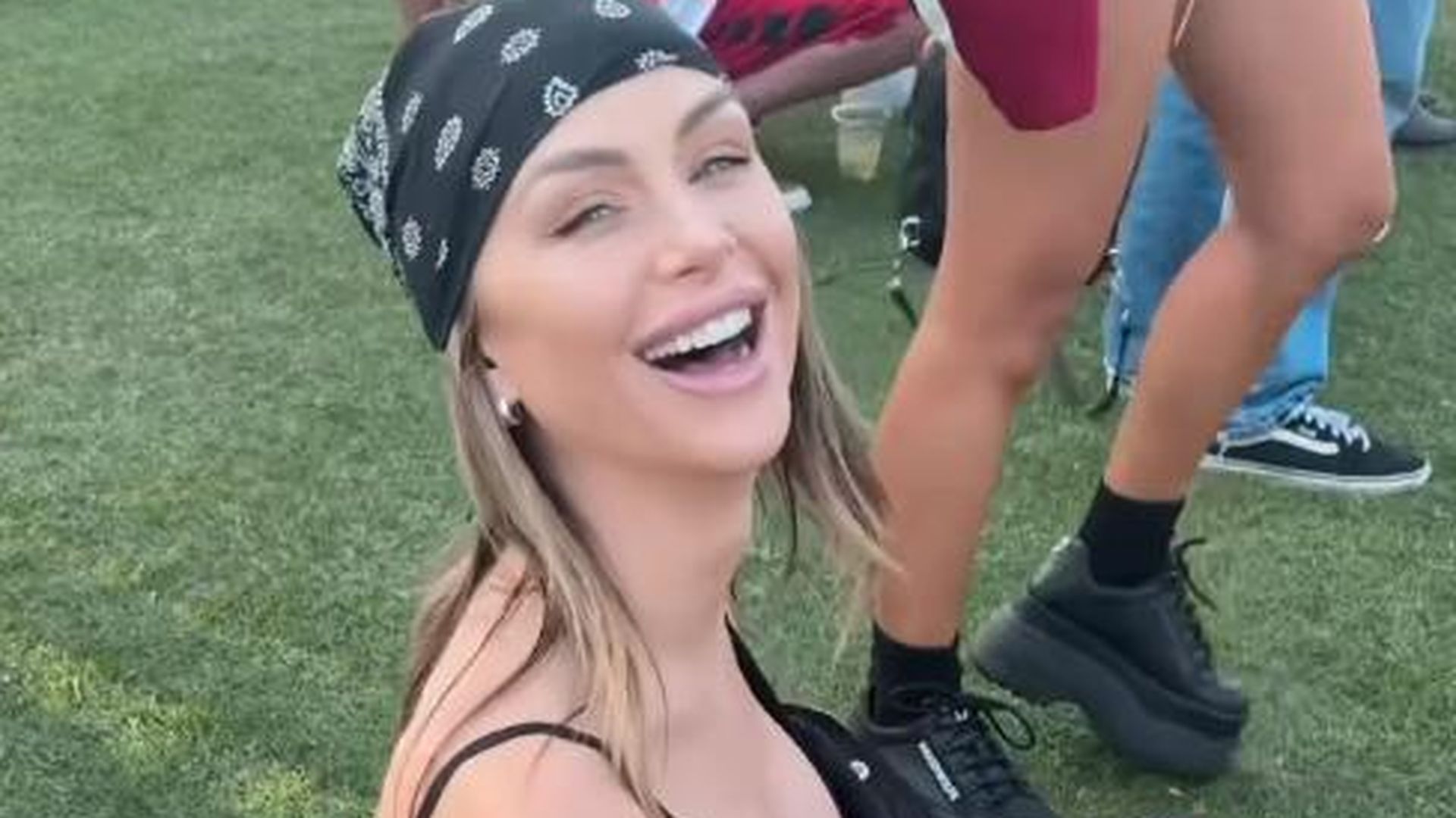 So stolz präsentiert Lala Kent Babybauch beim Coachella!
