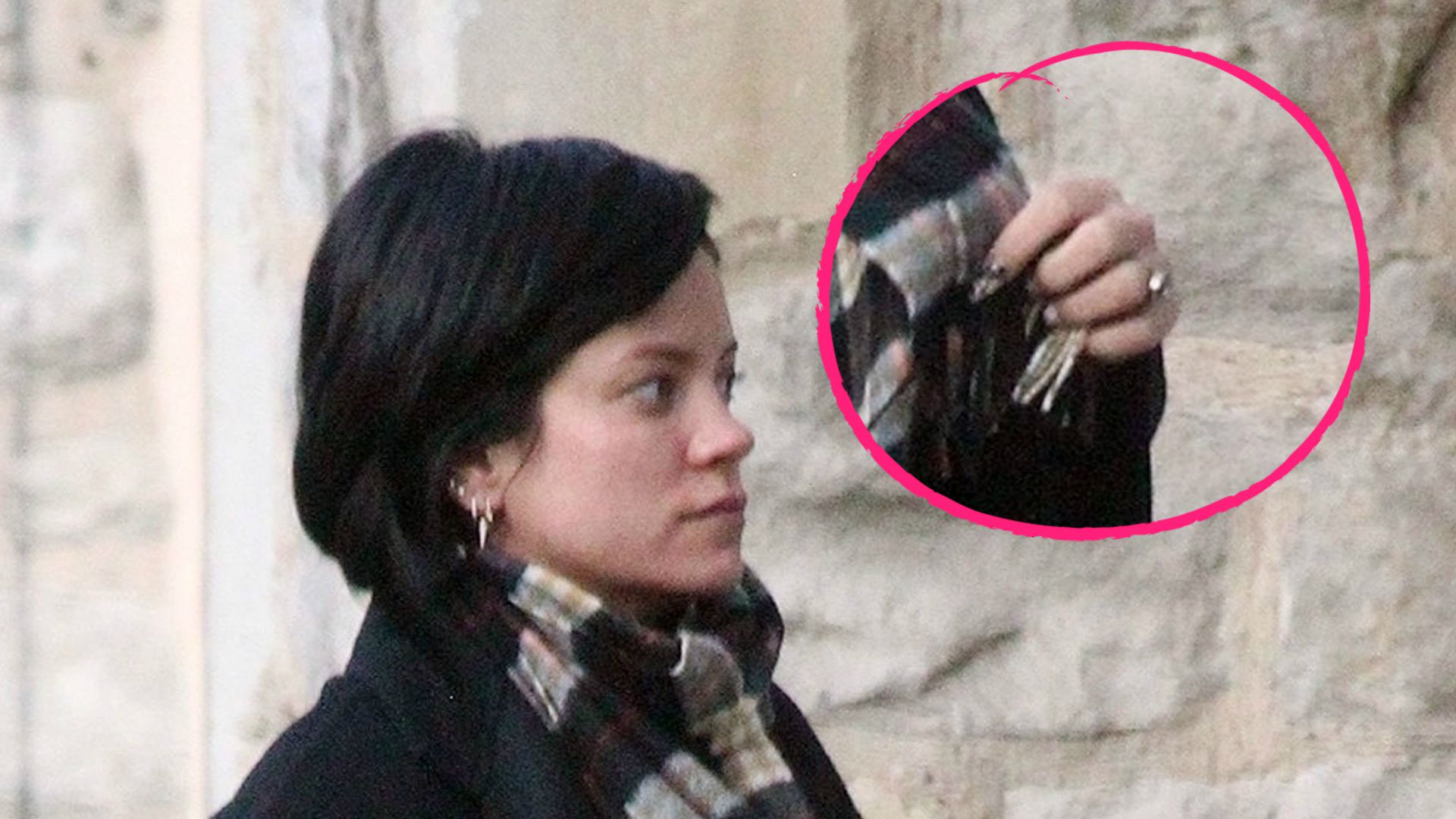 Schon mit David verlobt? Lily Allen trägt verdächtigen Ring