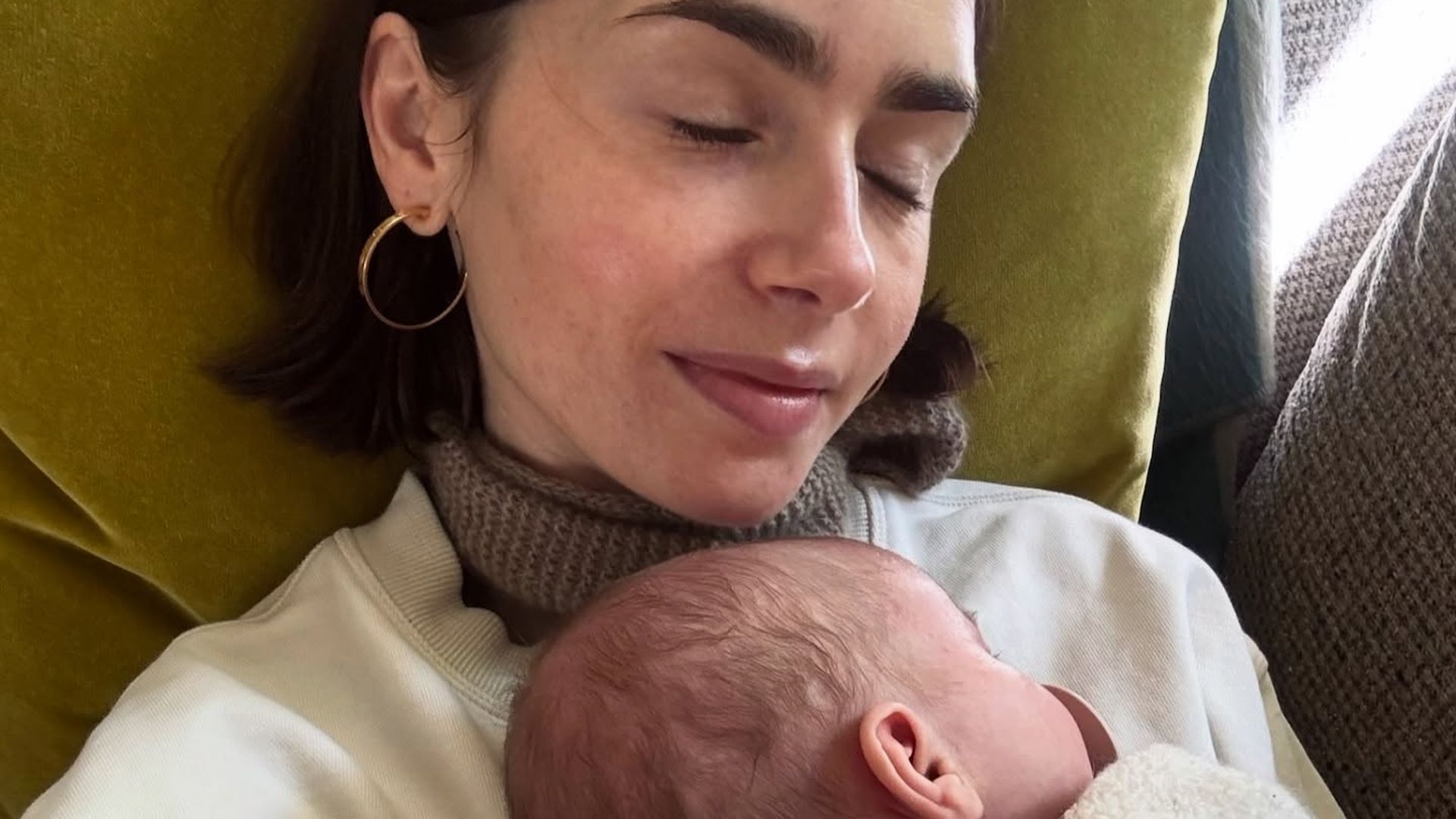 So süß feierte Lily Collins den Weltfrauentag mit Baby Tove