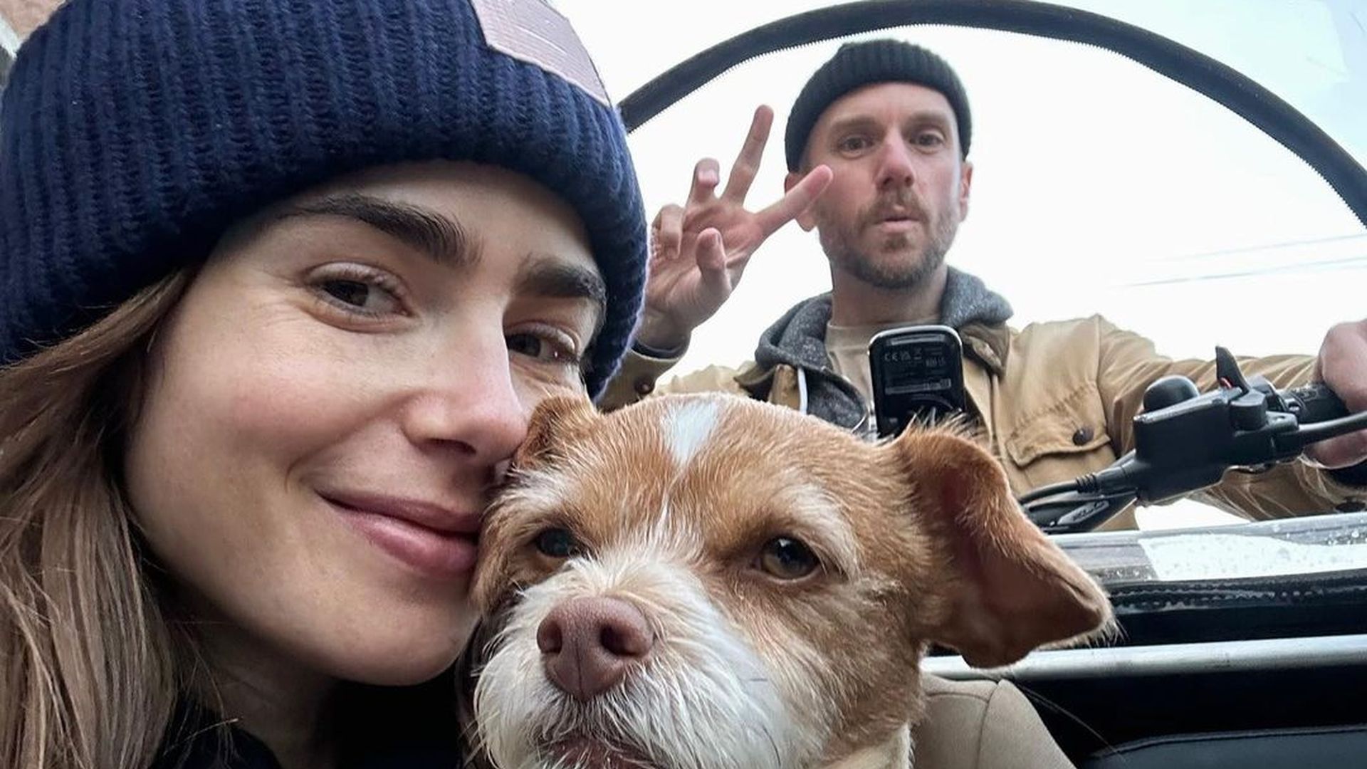 Süß: Lily Collins mit Hund und Mann auf Lastenrad unterwegs