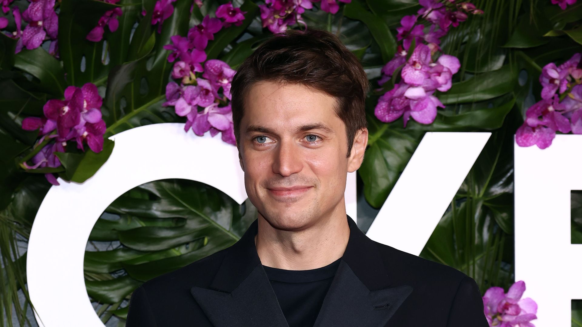 Lucas Bravo verrät endlich: Er ist glücklich vergeben!