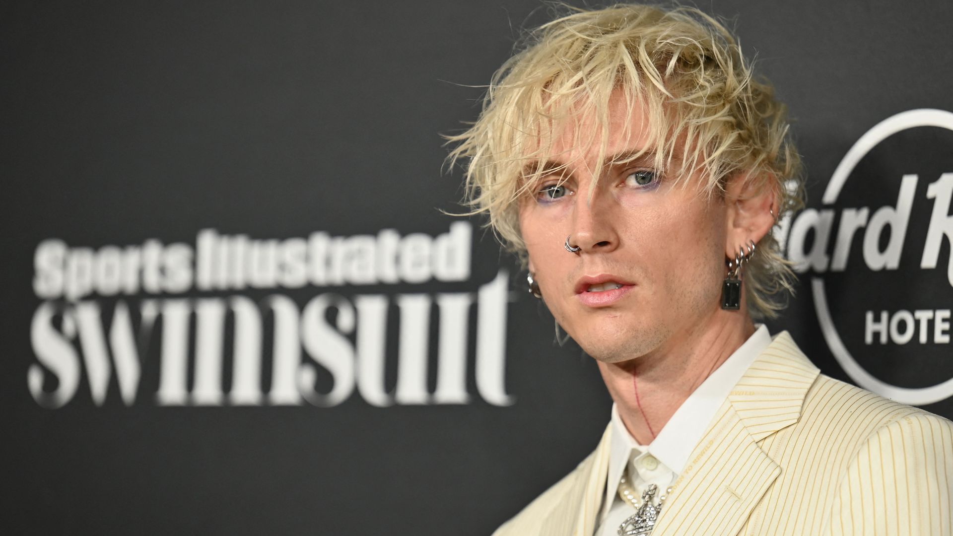 "Geh weg von mir": Fan stürmt auf Bühne zu Machine Gun Kelly