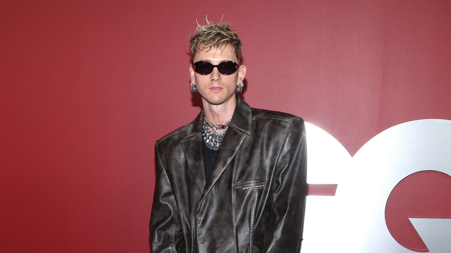 Machine Gun Kelly versteckt sich hinter Skimaske mit Hörnern
