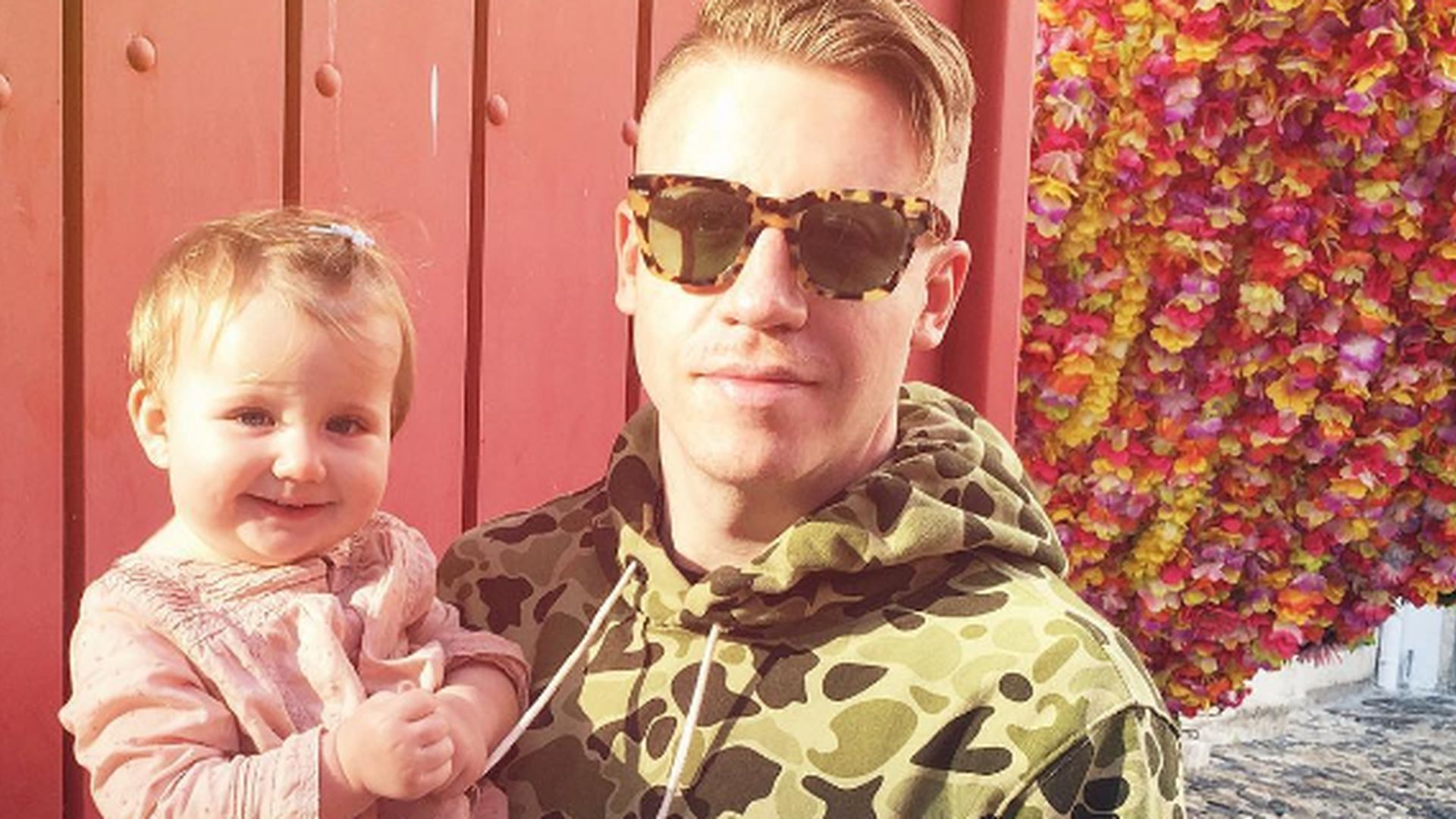 Kleine Lady: So zuckersüß ist Macklemores Tochter Sloane | Promiflash.de