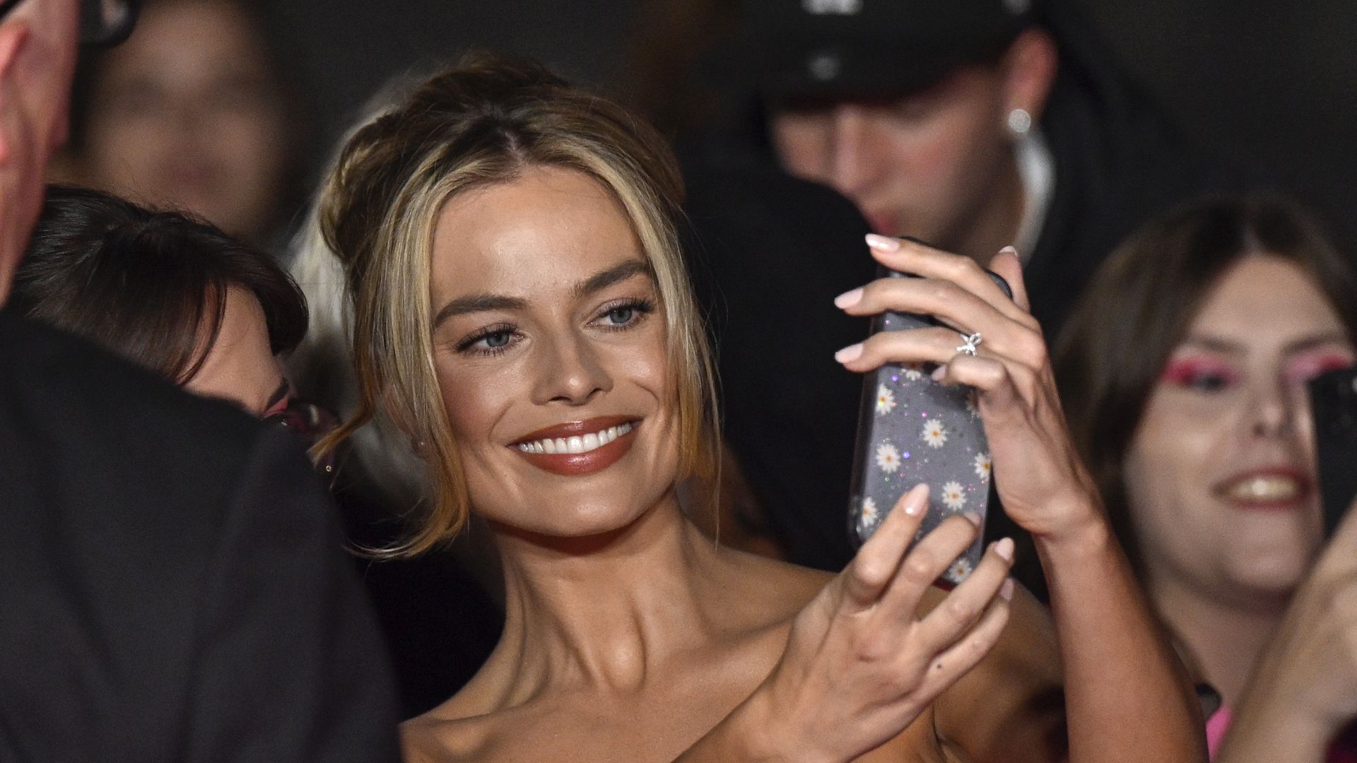 Margot Robbie spricht in Gebärdensprache mit gehörlosem Fan