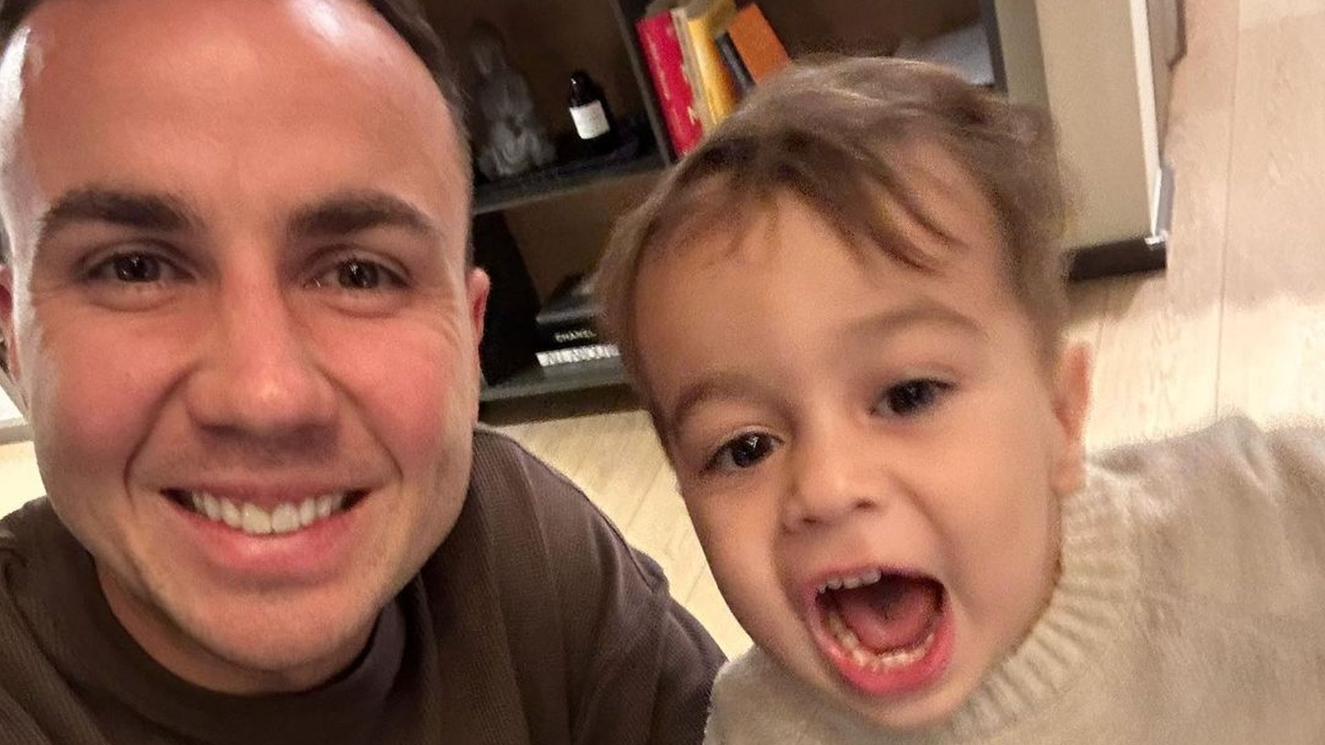 Zuckersüß: Hier albert Mario Götze mit Söhnchen Rome herum