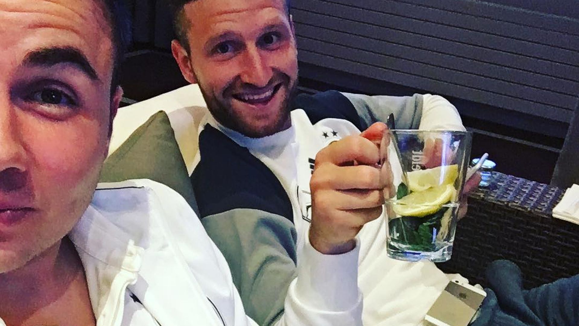 Mit Tee: So brav gucken Mario Götze & Mustafi die EM 2016! | Promiflash.de