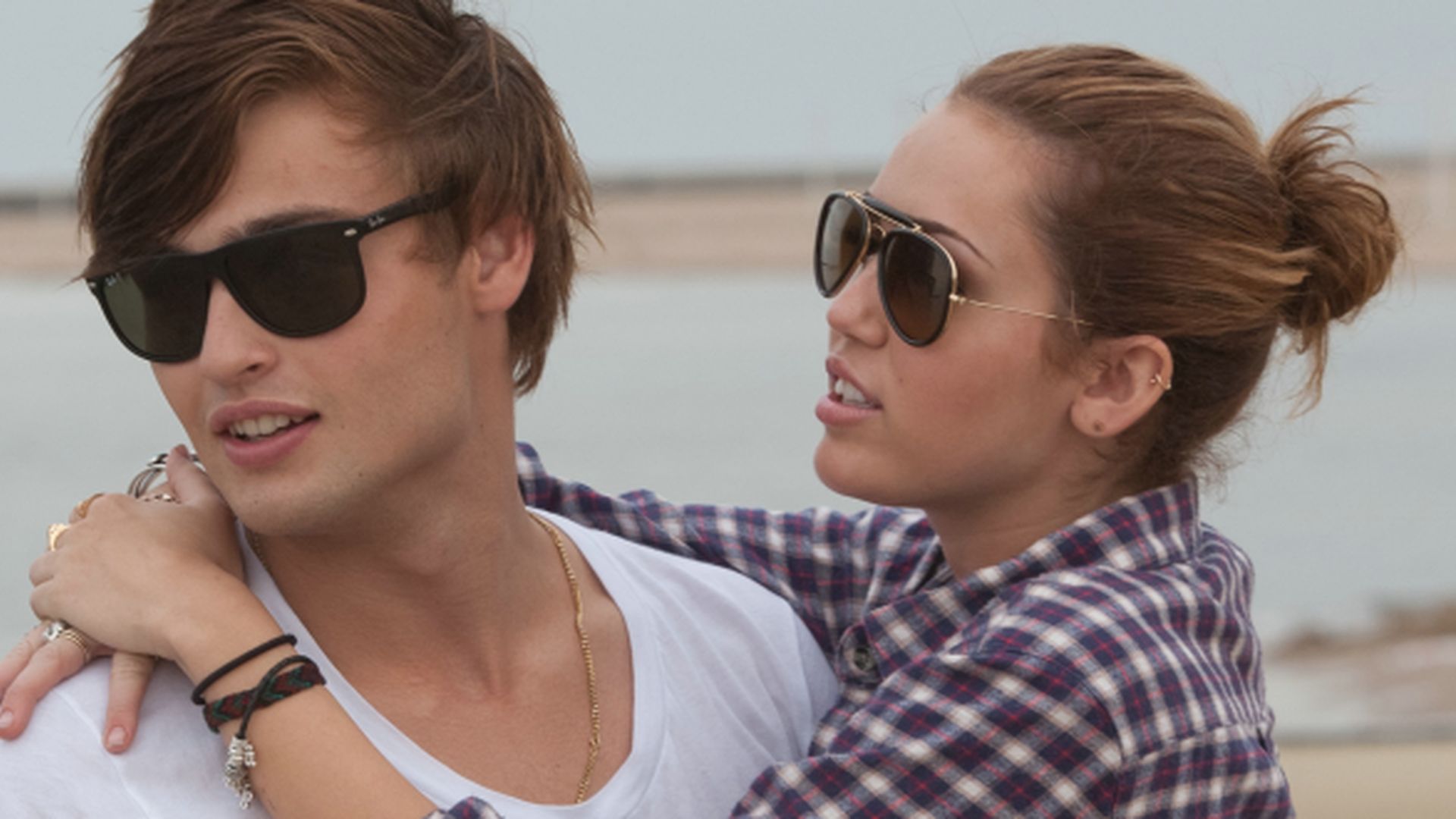 Miley Cyrus: Seht den Trailer zum neuen Film "LOL" | Promiflash.de