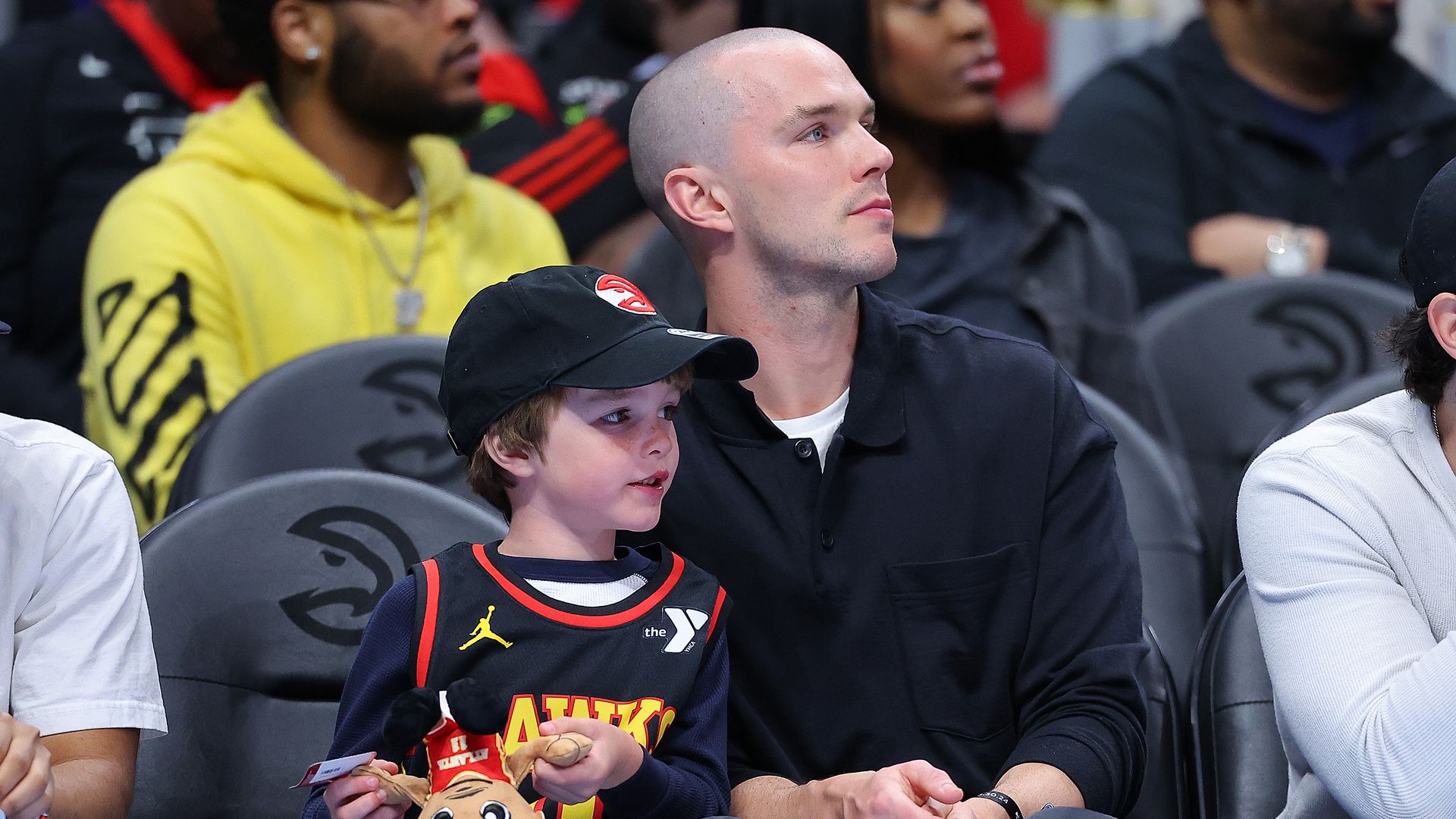 Zum ersten Mal: Nicholas Hoult zeigt sich mit seinem Sohn!