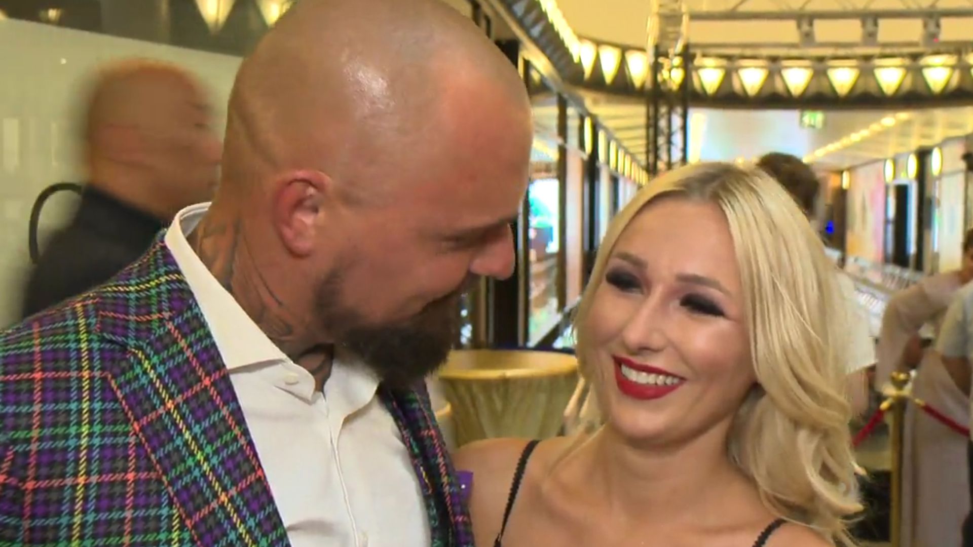 Erster Paar-Auftritt: Nik bejubelt seine Jessica auf Catwalk ...