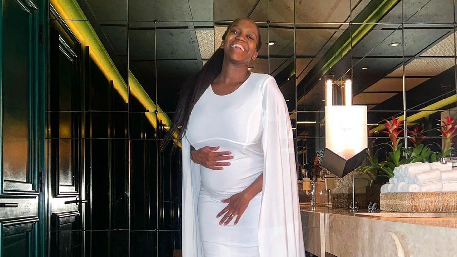 Oti Mabuse präsentiert ihren Babybauch in hautengem Dress!