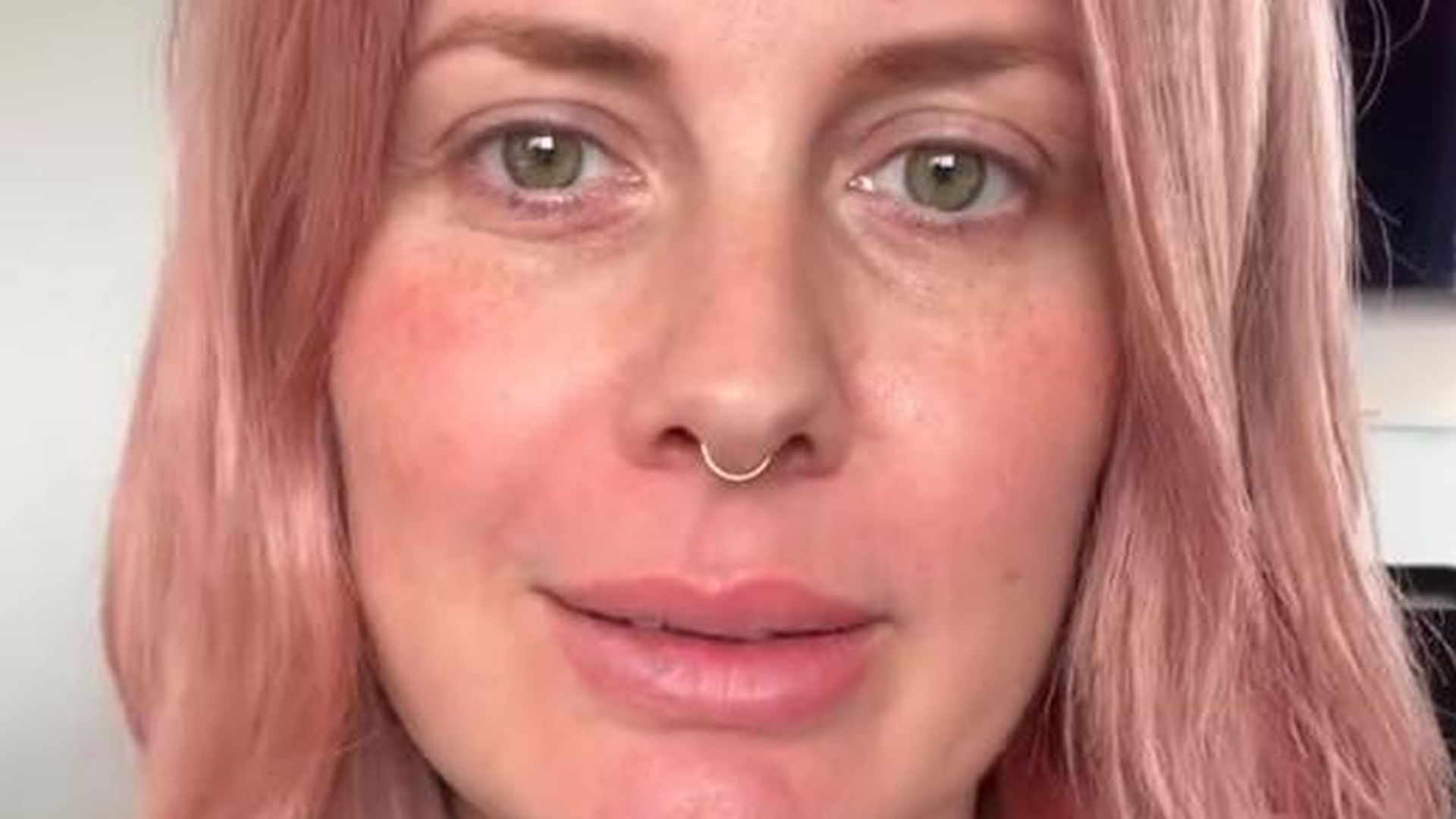 Neu-Mama Pia Tillmann überrascht mit rosafarbenen Haaren!