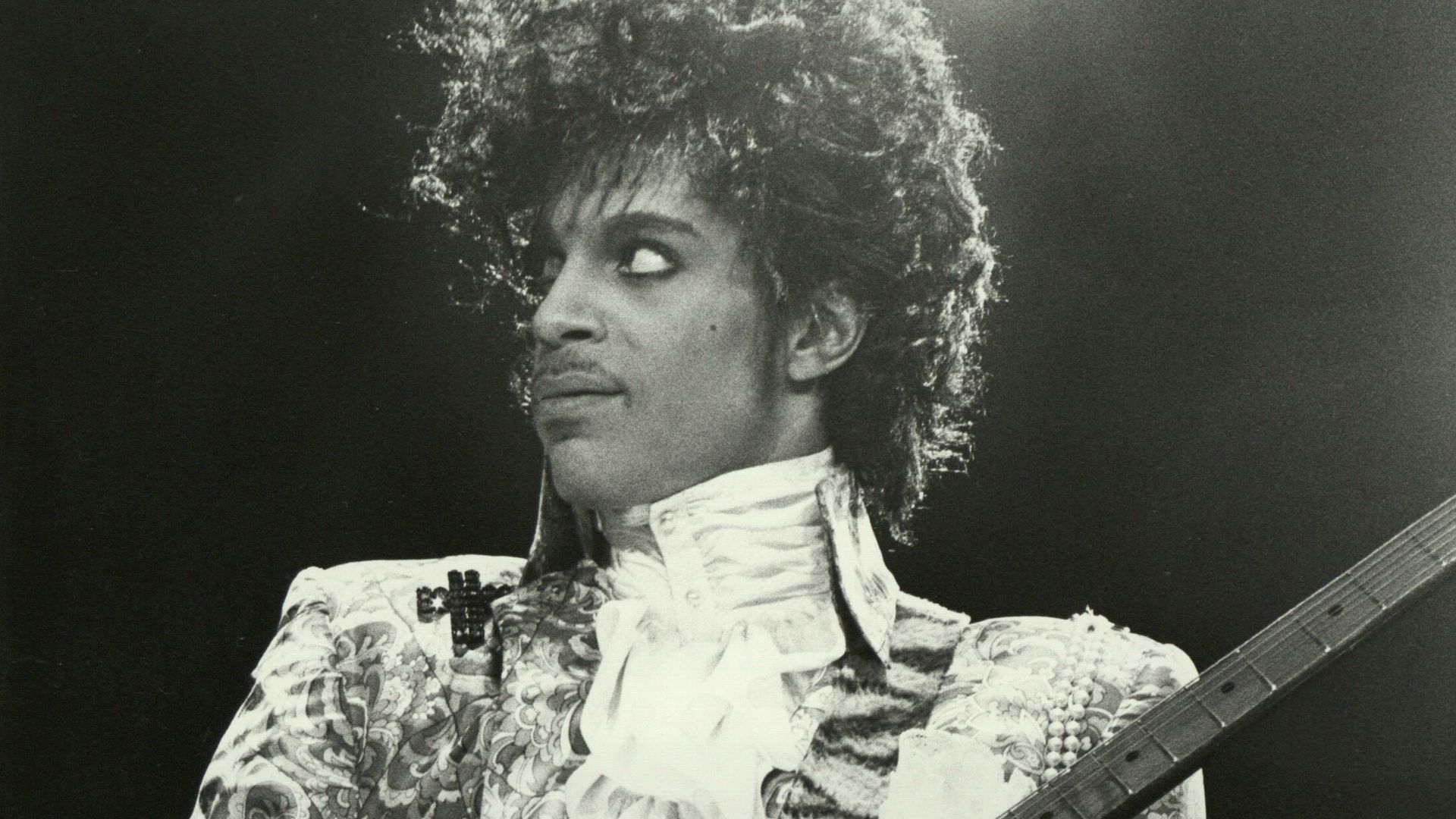 Vor 1 Monat: Prince ( 57) ganz mager & mit Gehstock auf Tour