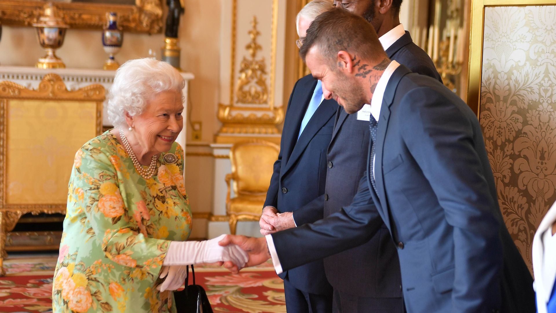 Immer noch aufgeregt: David Beckham trifft Queen Elizabeth | Promiflash.de