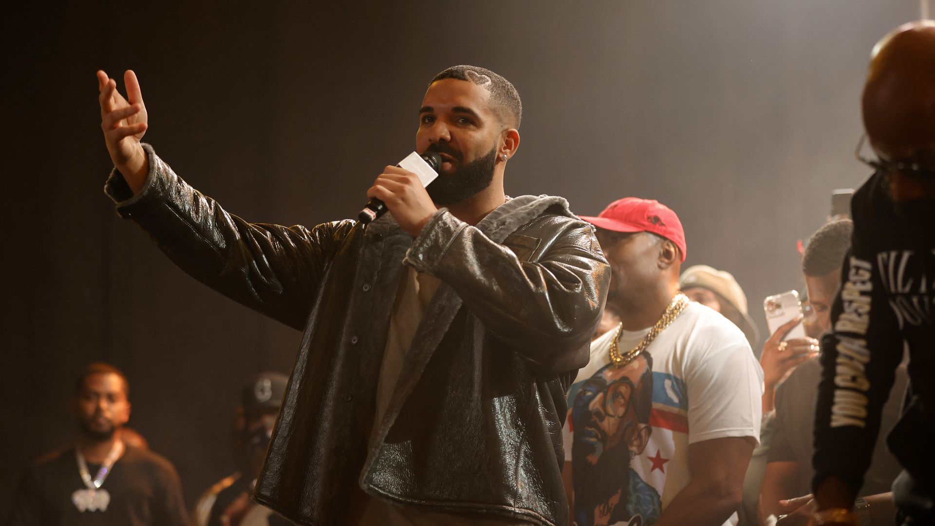 Meint er etwa sich selbst? Drake singt über Bisexualität