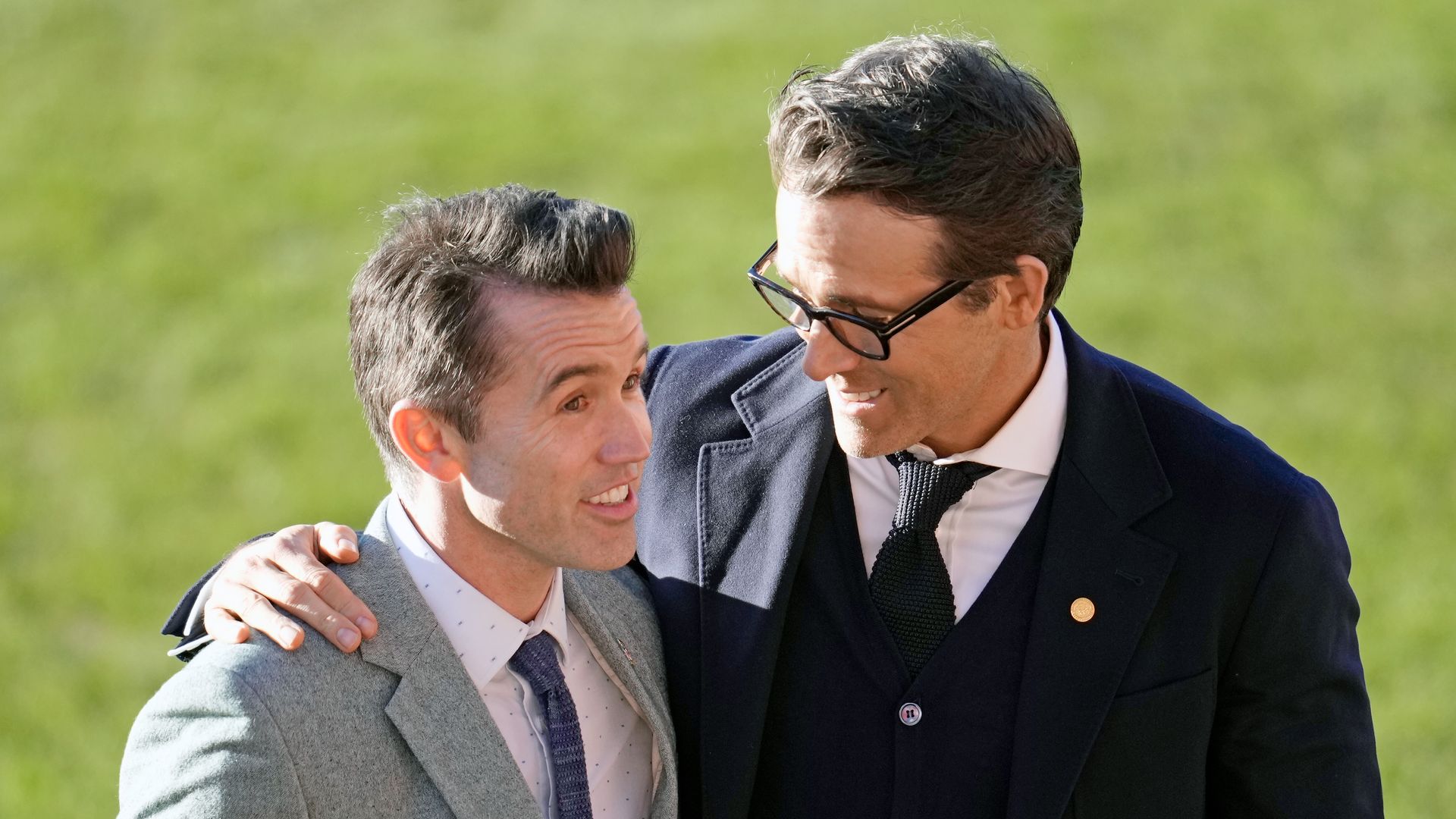 Ryan Reynolds gratuliert Kumpel Rob mit Song zum Geburtstag!