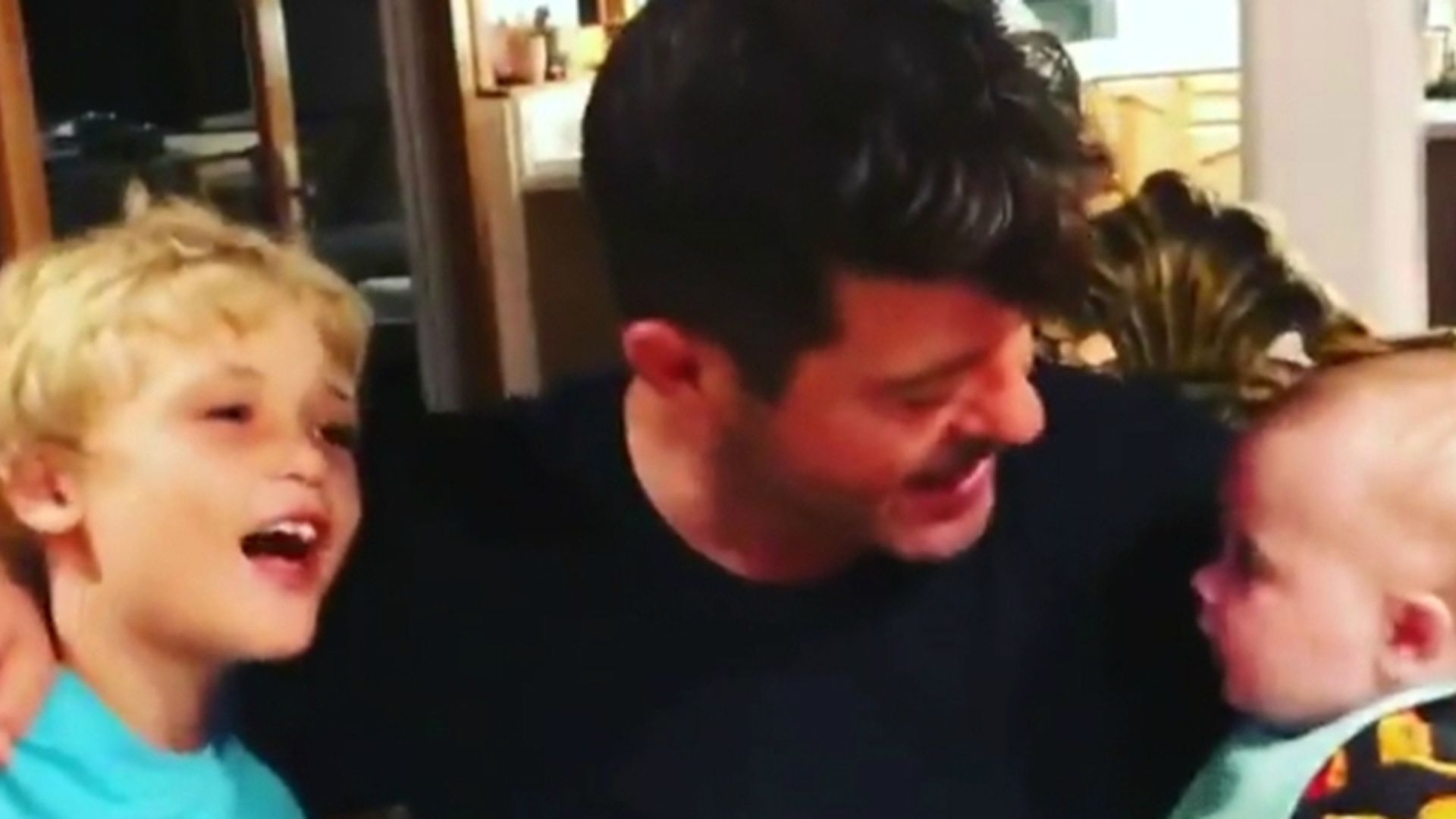Mit Sohn & Baby: Robin Thicke erinnert an Aretha Franklin | Promiflash.de