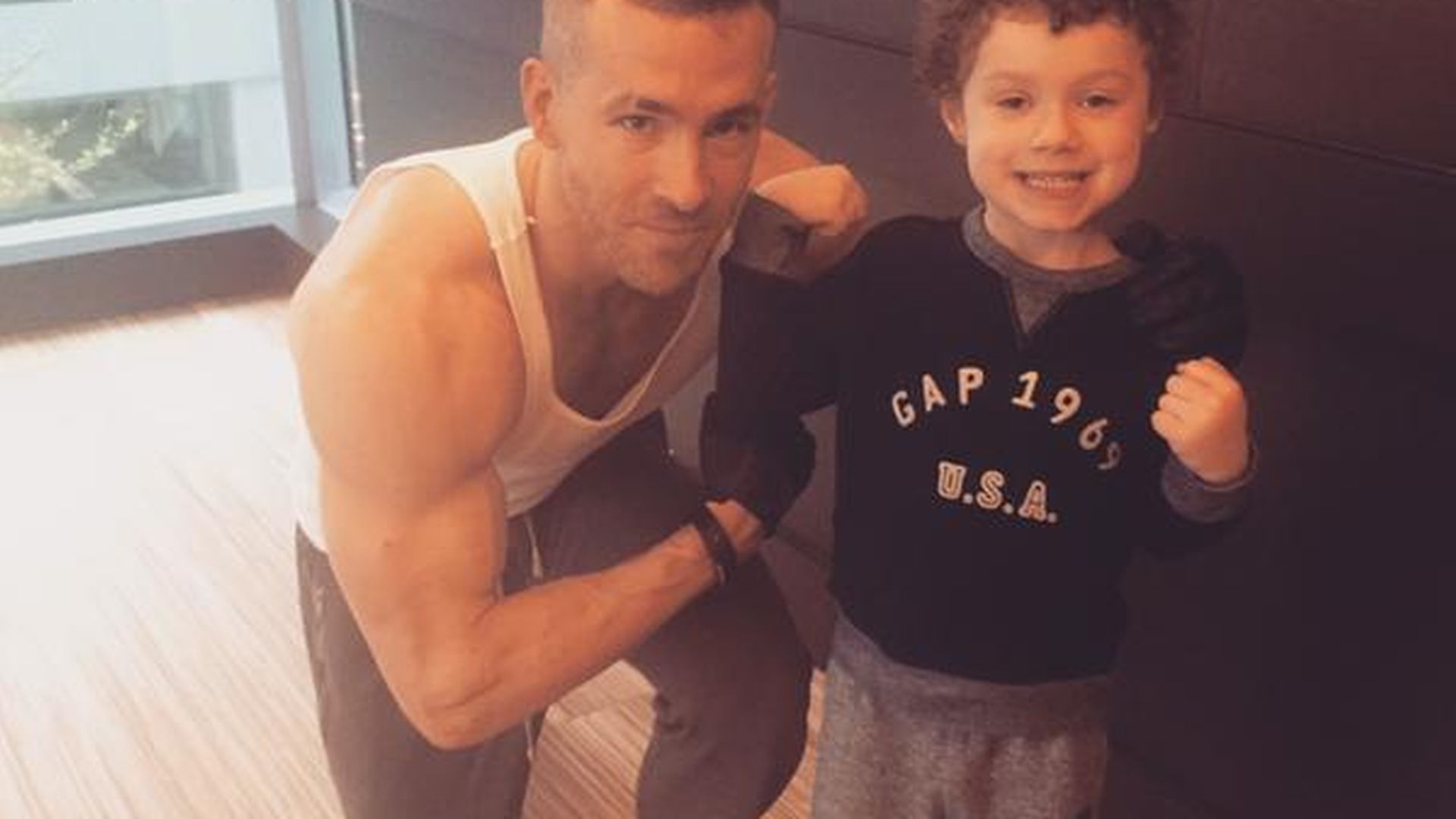 Muskel-Protz Ryan Reynolds hat einen neuen Trainingskumpel | Promiflash.de