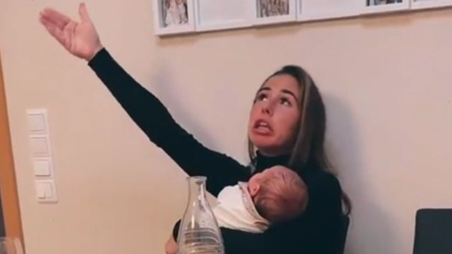 Julian amüsiert: Sarah Engels singt schief für Baby Solea