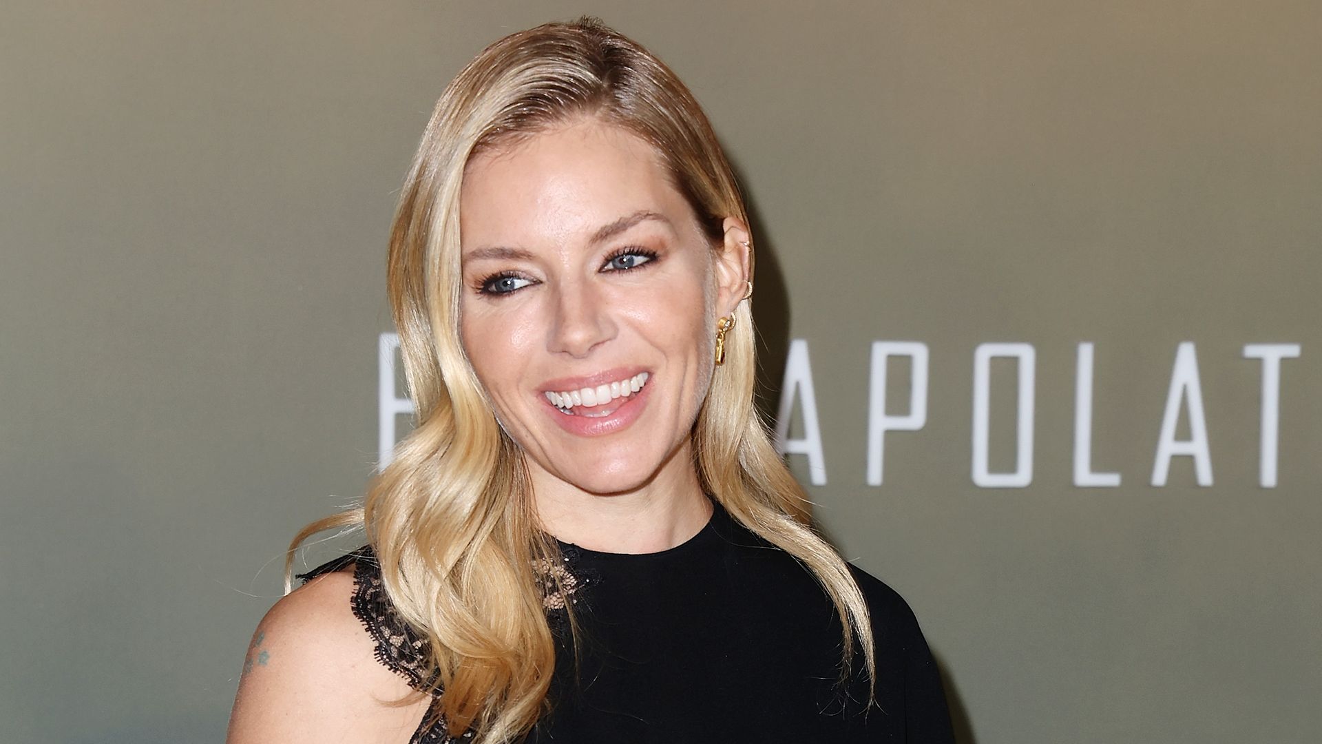 Klammheimlich geboren? Sienna Miller ist mit Baby unterwegs