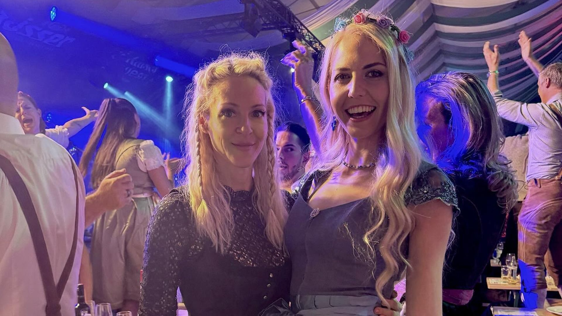 Simone Lugner lenkt sich auf Oktoberfest im Wiener Prater ab