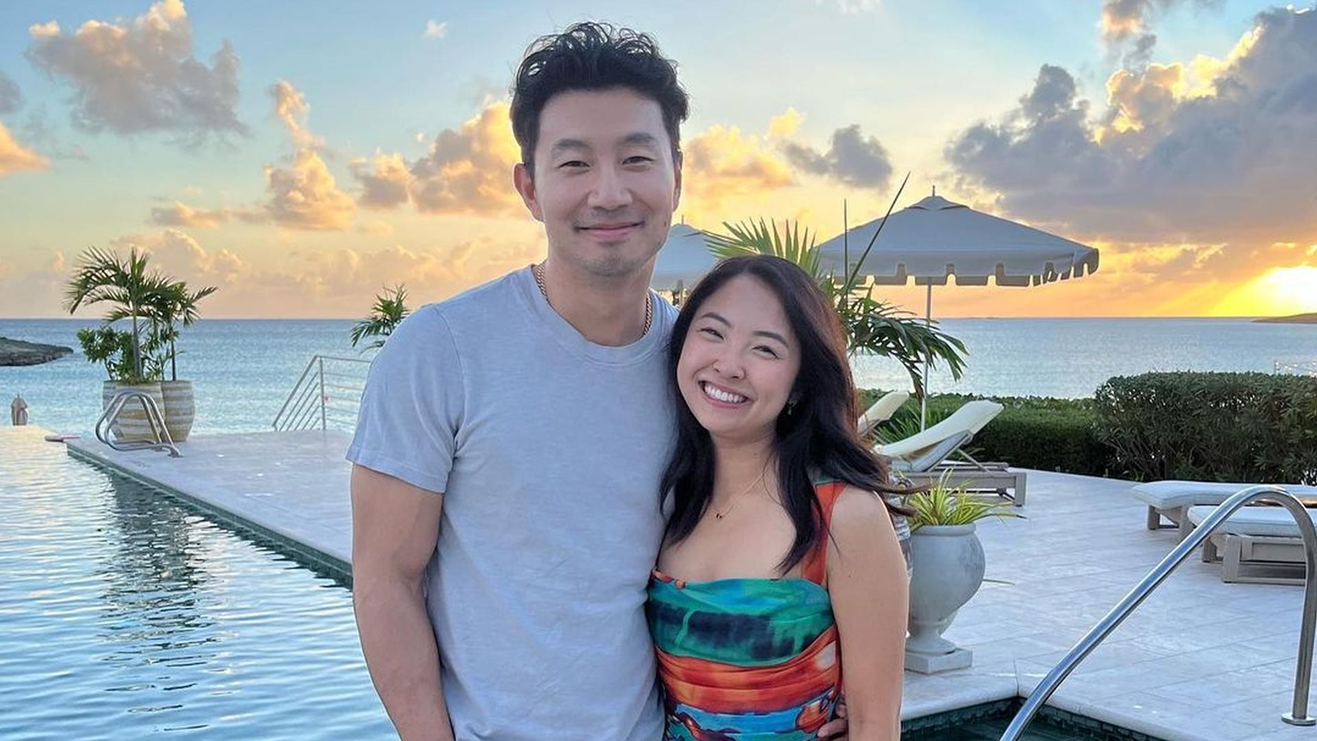 Simu Liu und Freundin Allison Hsu haben Spaß beim NBA-Spiel