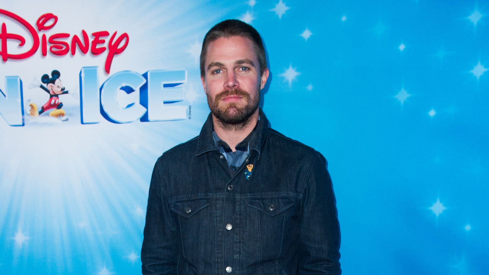 Stephen Amell & Tochter beim Planschen im Pool