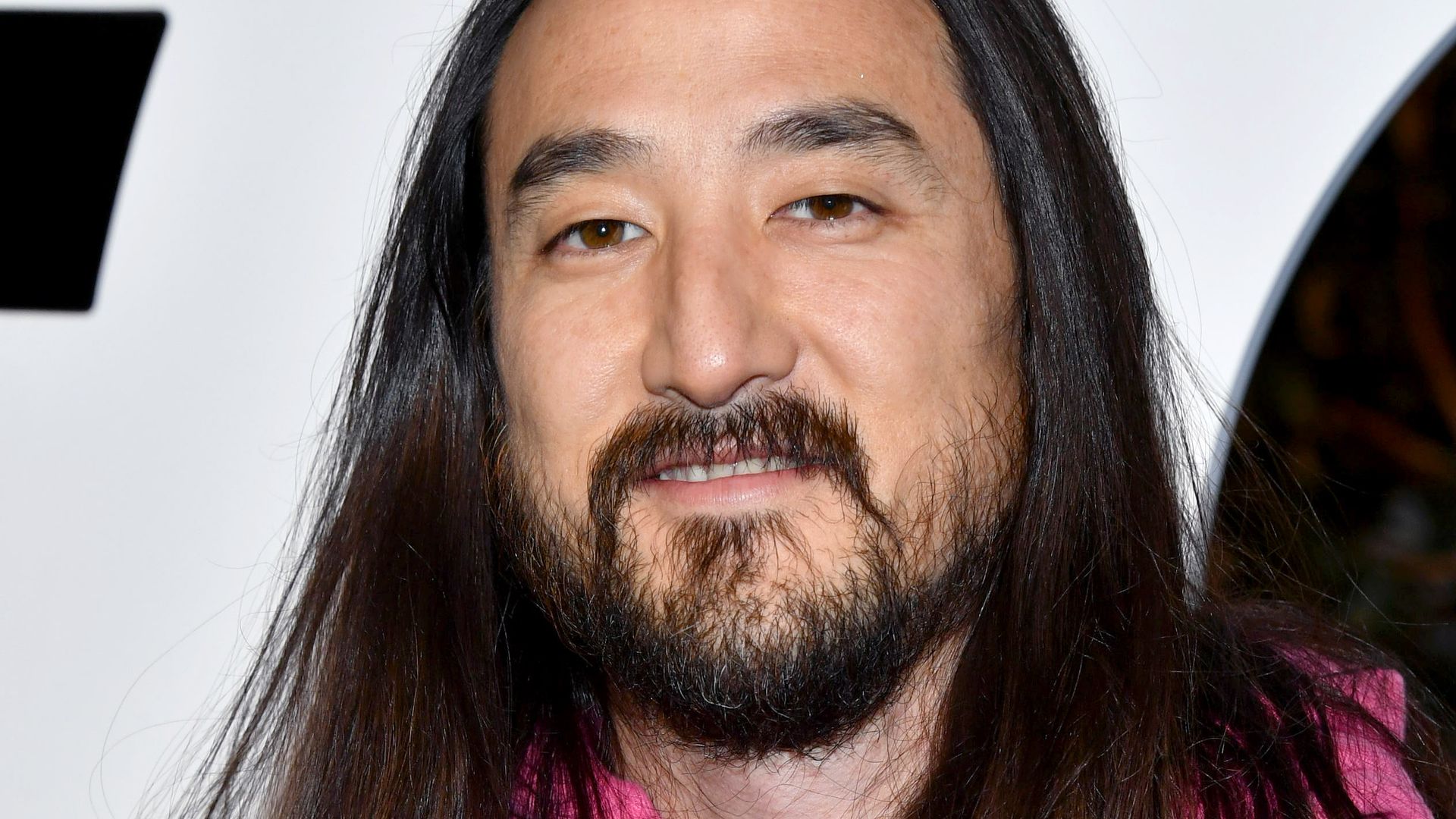 Star-DJ Steve Aoki: Das steckt hinter seinem Tortenwurf