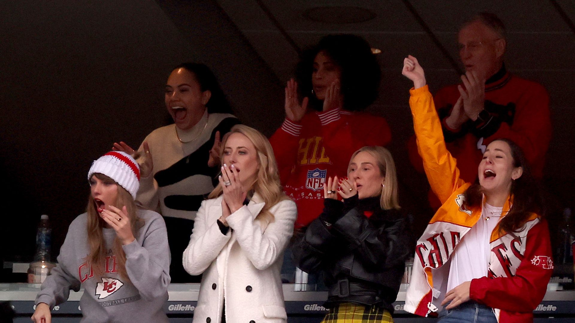 Mit Papa: Taylor Swift bringt ganze Crew zum Chiefs-Spiel