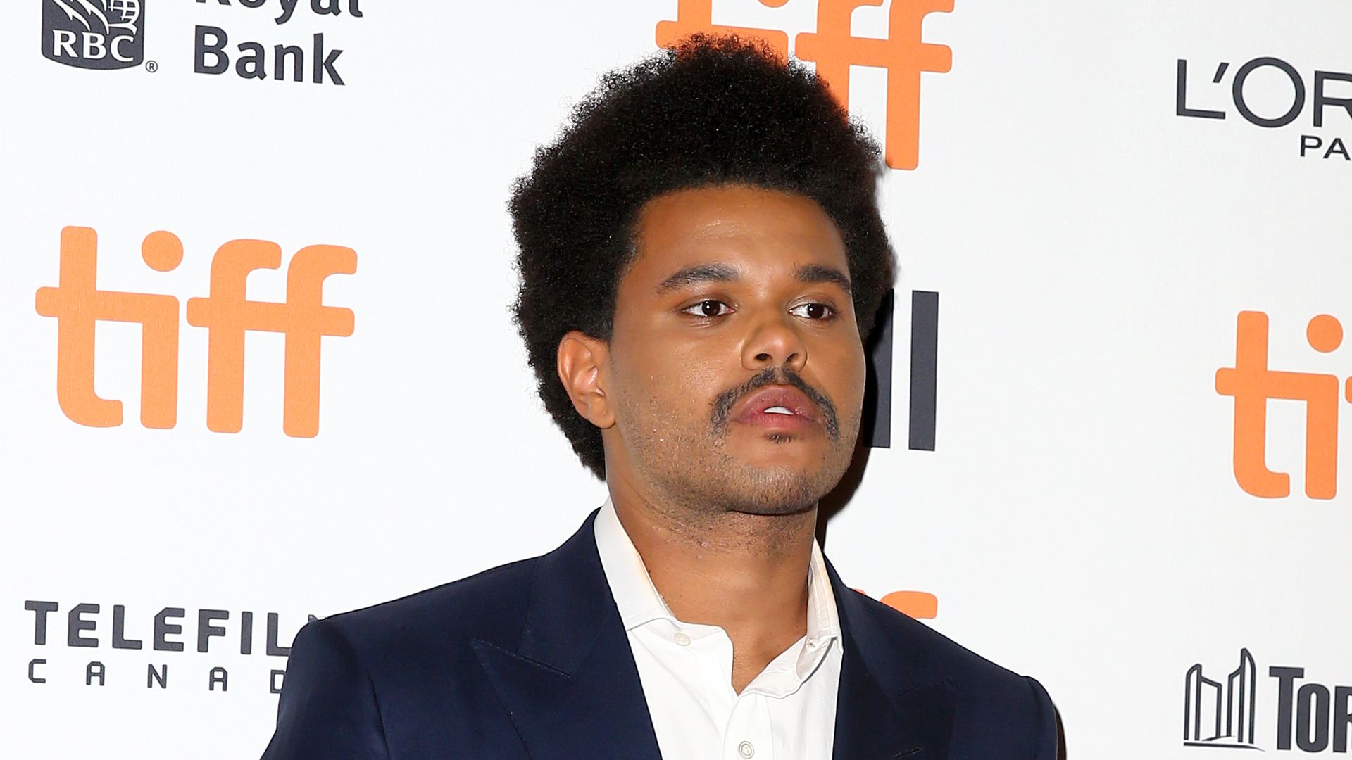 Trennungs-Frisur? The Weeknd verblüfft Fans mit neuem Look!