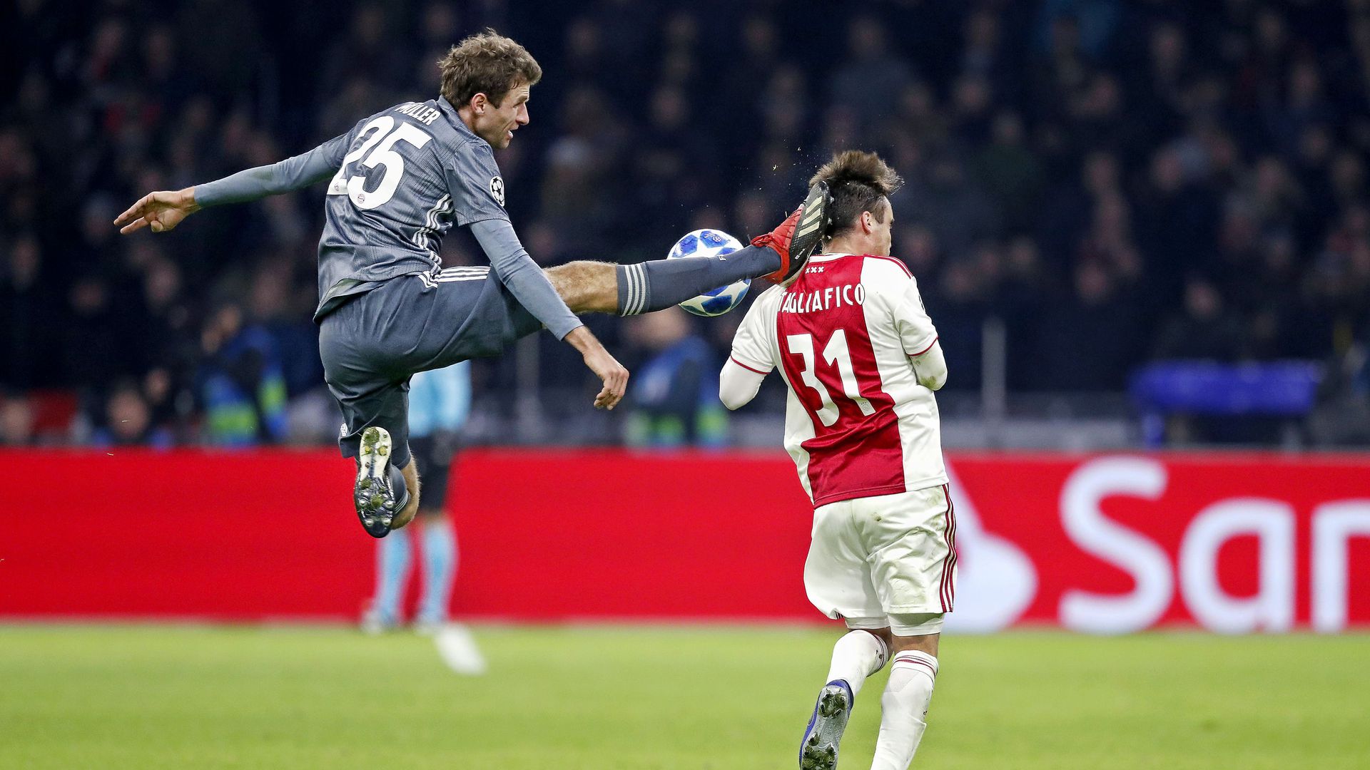 Nach Karate-Kick: Das Netz nimmt Thomas Müller auf den Arm! | Promiflash.de