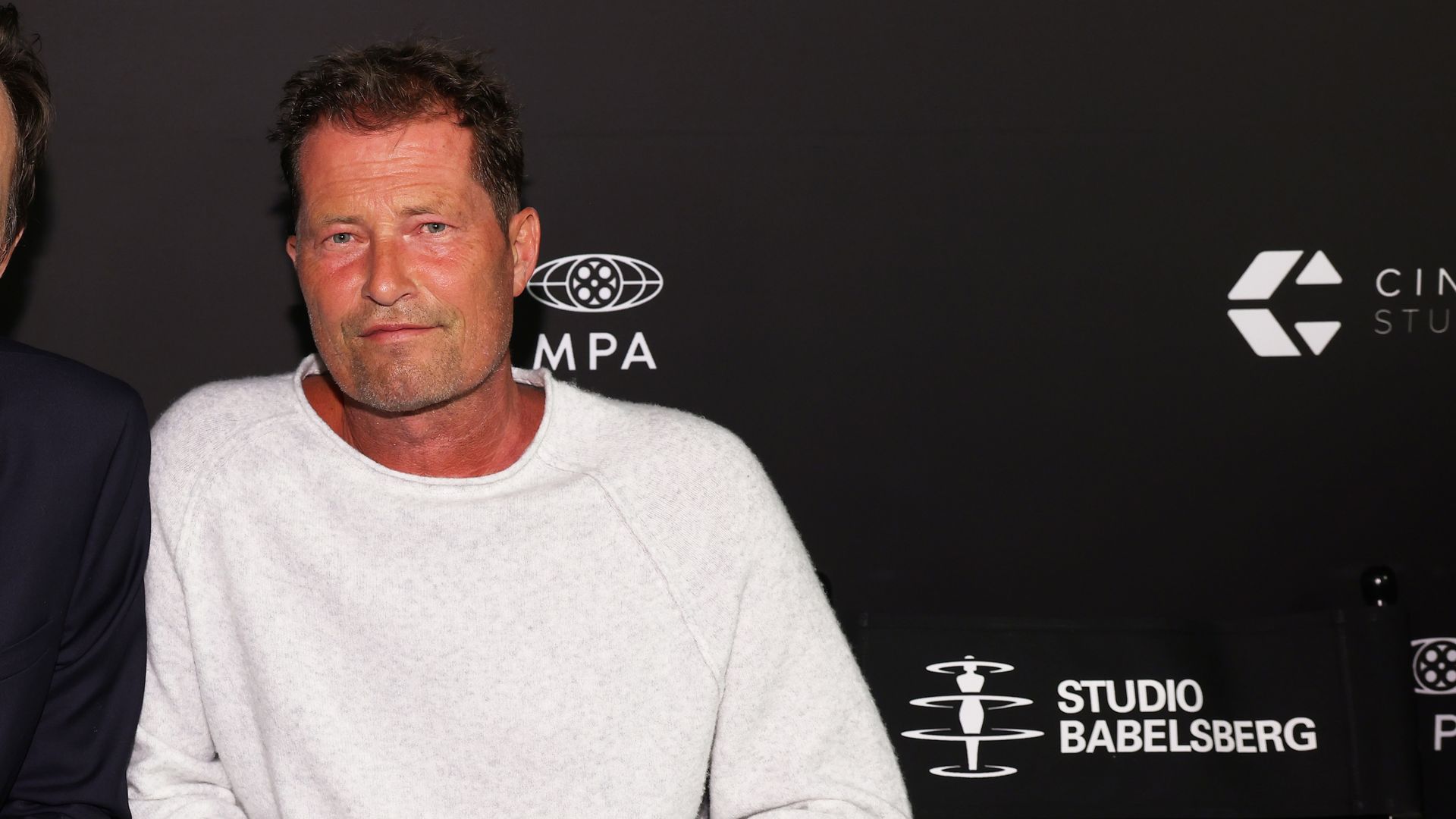 Ein Scherz? Til Schweiger wegen gebrochener Arme in Klinik