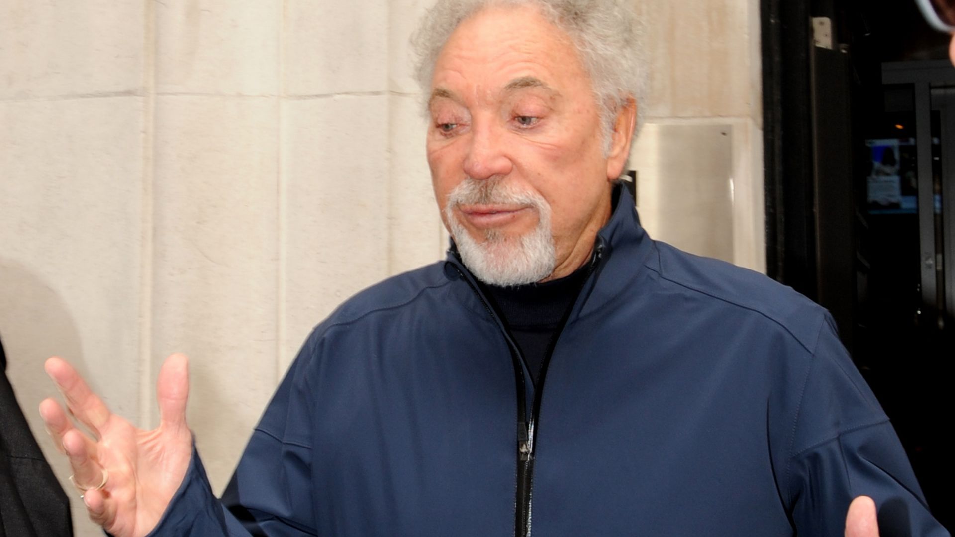 Hat Tom Jones afrikanische Wurzeln? DNA-Test soll aufklären | Promiflash.de