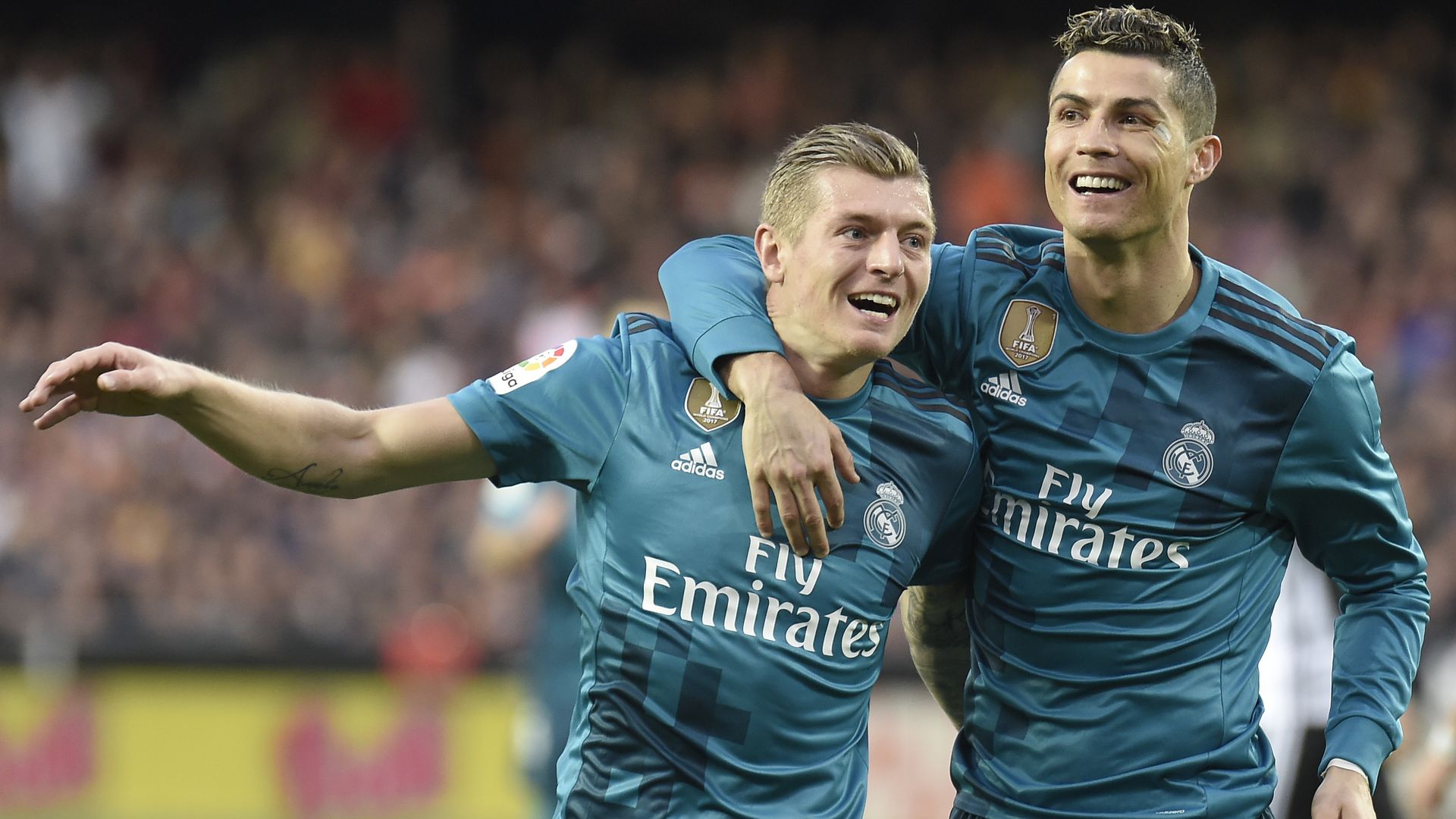 "Es war mir eine Ehre": Toni Kroos' Abschied von Cristiano! | Promiflash.de