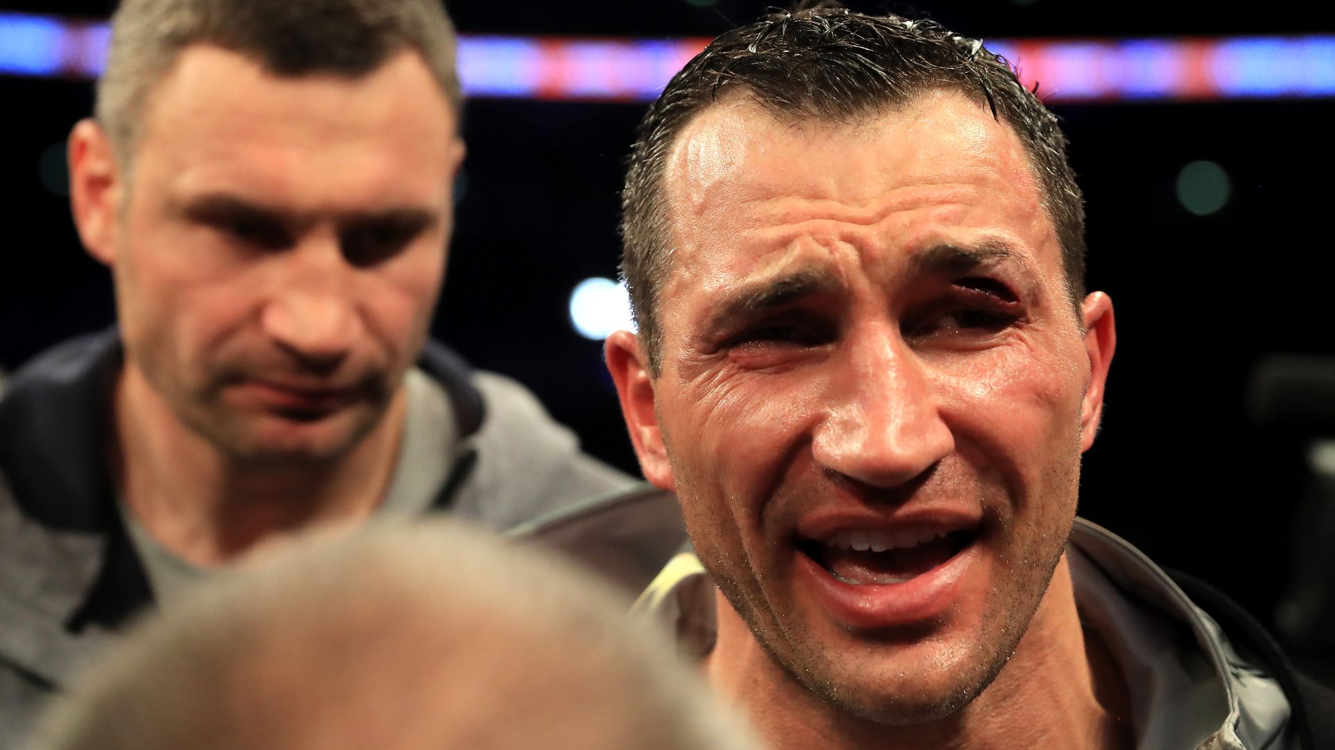 Nach heftigem Cut am Auge: Klitschko noch in Kabine operiert ...