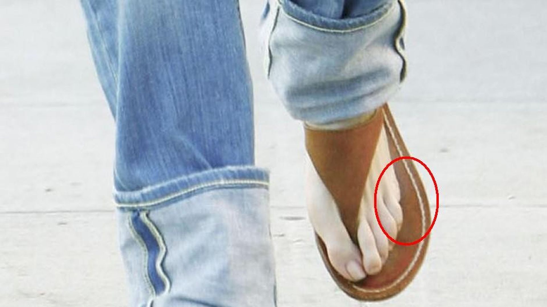 Furioses Fuß-Foto: Hat Ellen Pompeo sechs Zehen? | Promiflash.de