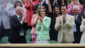 Neuer Karriereweg? Roger Federer performt auf Coldplay-Bühne | Promiflash