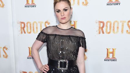 Krankheit: Anna Paquin erscheint mit Gehstock auf Event